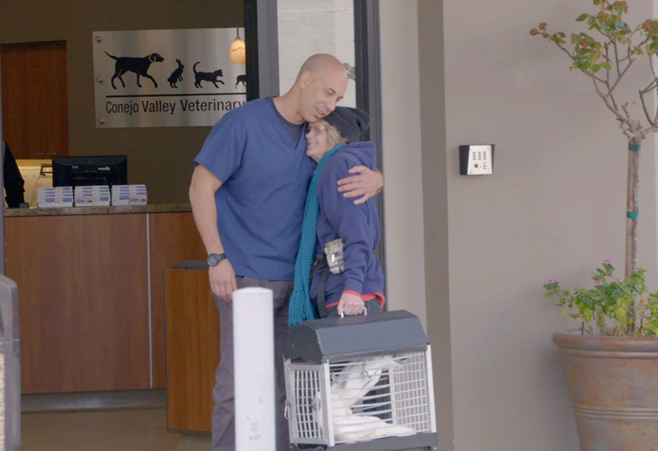 Veterinarian In California Treats Homeless People’s Pets For Free