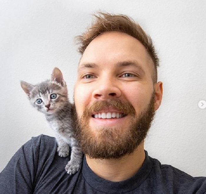 75 Adorable Photos Of Cats And Men