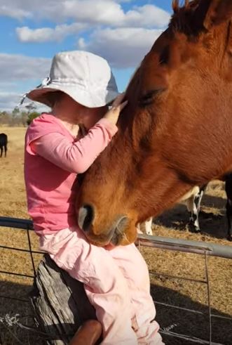 Horse falls in love with sweet 3-year-old upon hearing her sing
