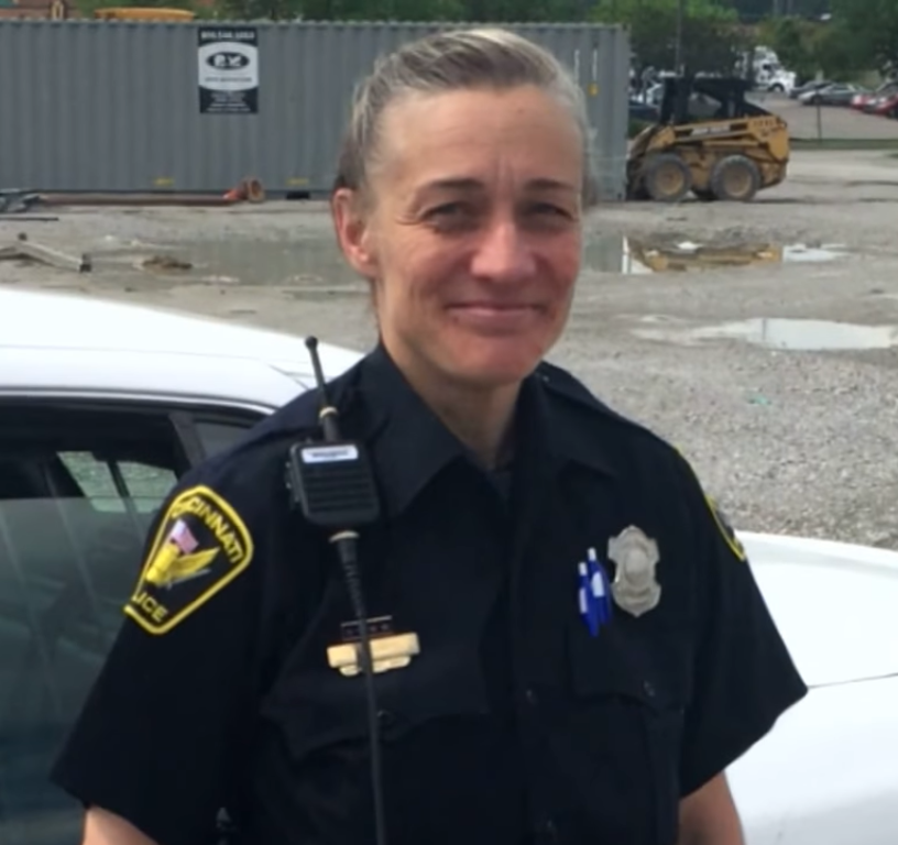 Mama goose taps on cop car to ask for help with baby caught in rope