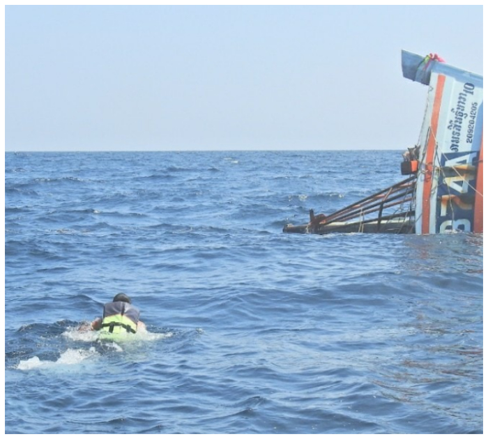 Navy spots group of tiny survivors on sinking ship just in the nick of time
