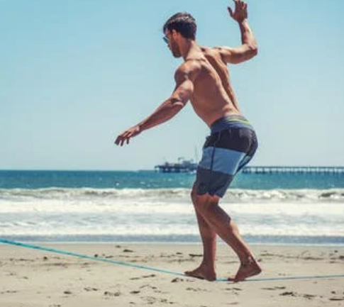 Clever dog shows off his incredible acrobatic skills on slackline