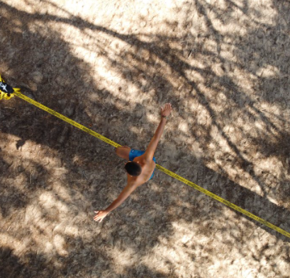Clever dog shows off his incredible acrobatic skills on slackline