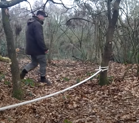 Clever dog shows off his incredible acrobatic skills on slackline
