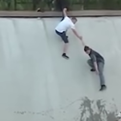 Onlookers form incredible human chain to save dog trapped in reservoir