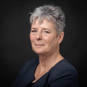 Woman captures hilariously adorable shot of baby barn owl running that ...