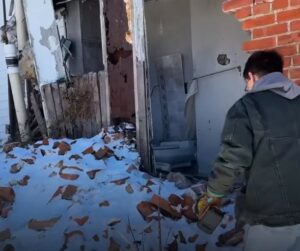 Woman runs into ‘decrepit’ house to try to save freezing pittie mama ...